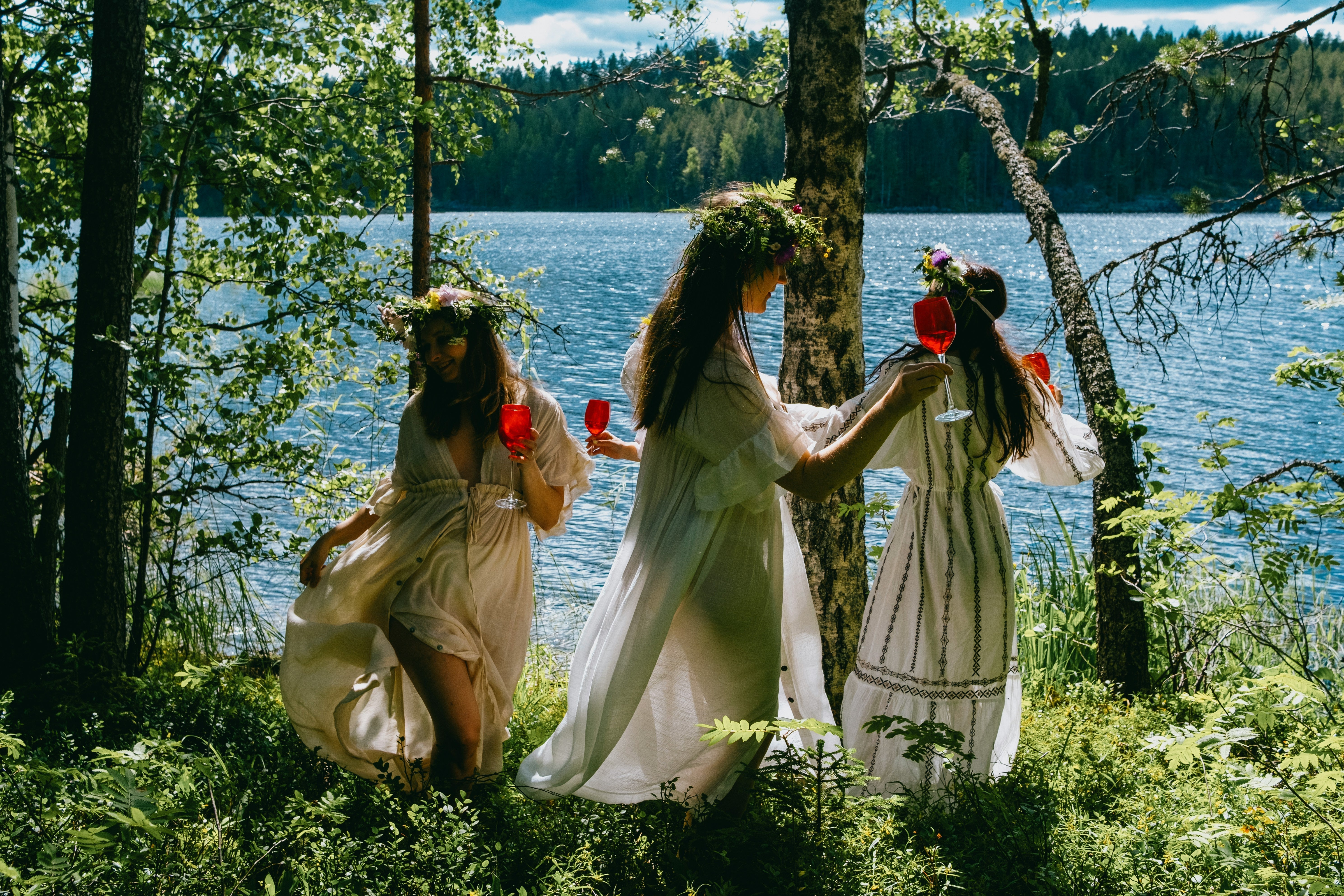 5 Summer Solstice Rituals & Folklore from Around the World – SÆR